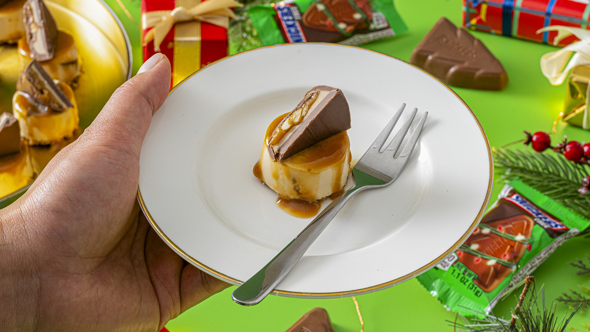 SNICKERS No-Bake Holiday Cheesecake Minis